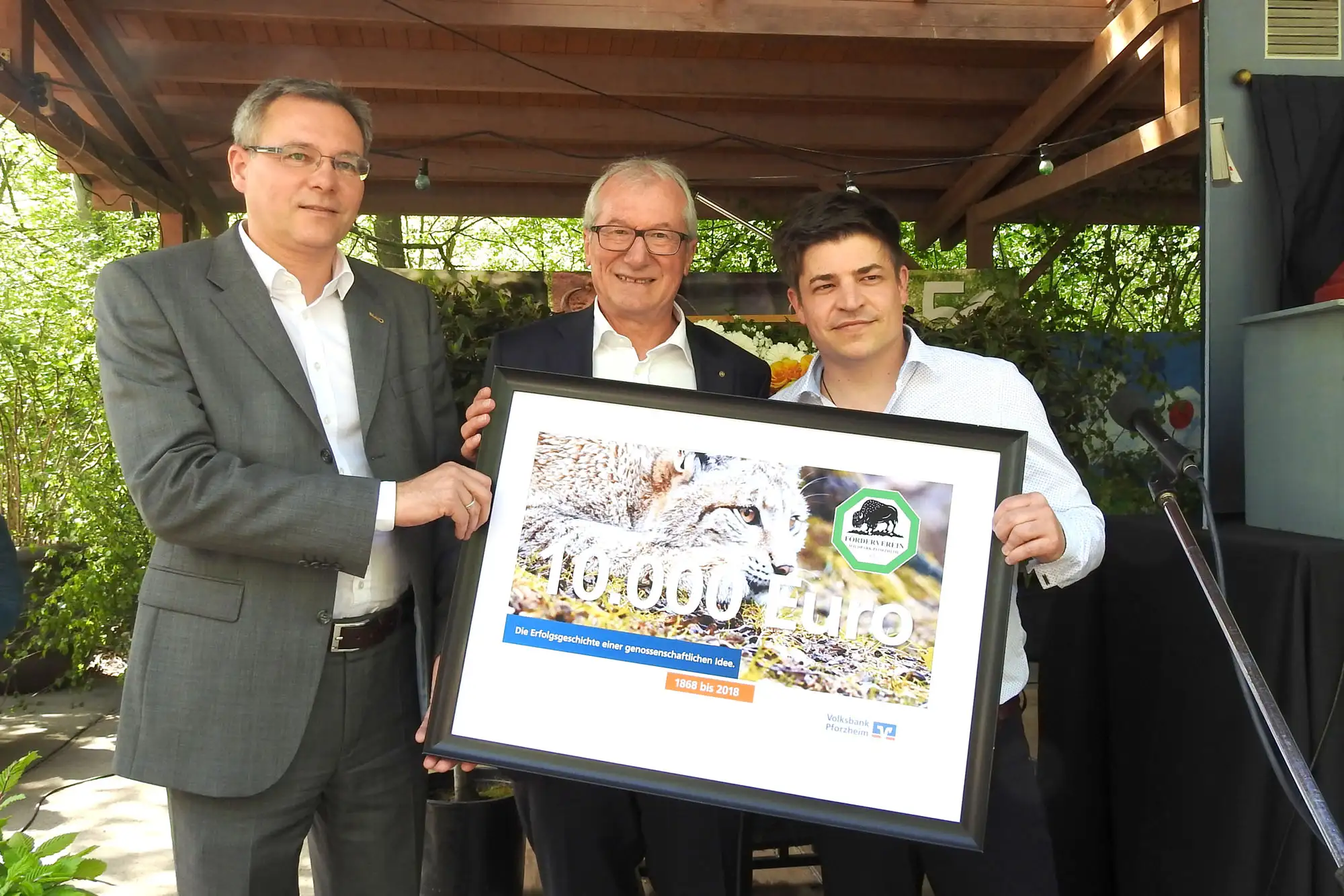 René Baum und Fritz Schäfer von der Volksbank Pforzheim übergeben eine ...